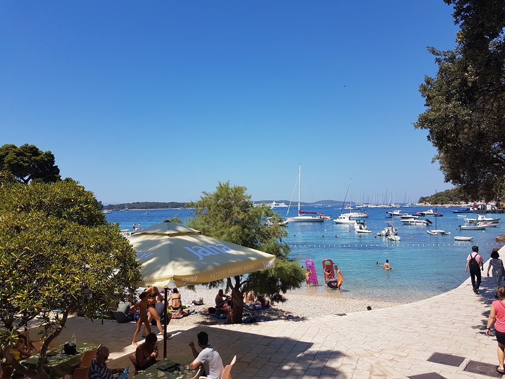Otok Hvar - trajekti, znamenitosti, plaže i noćni život